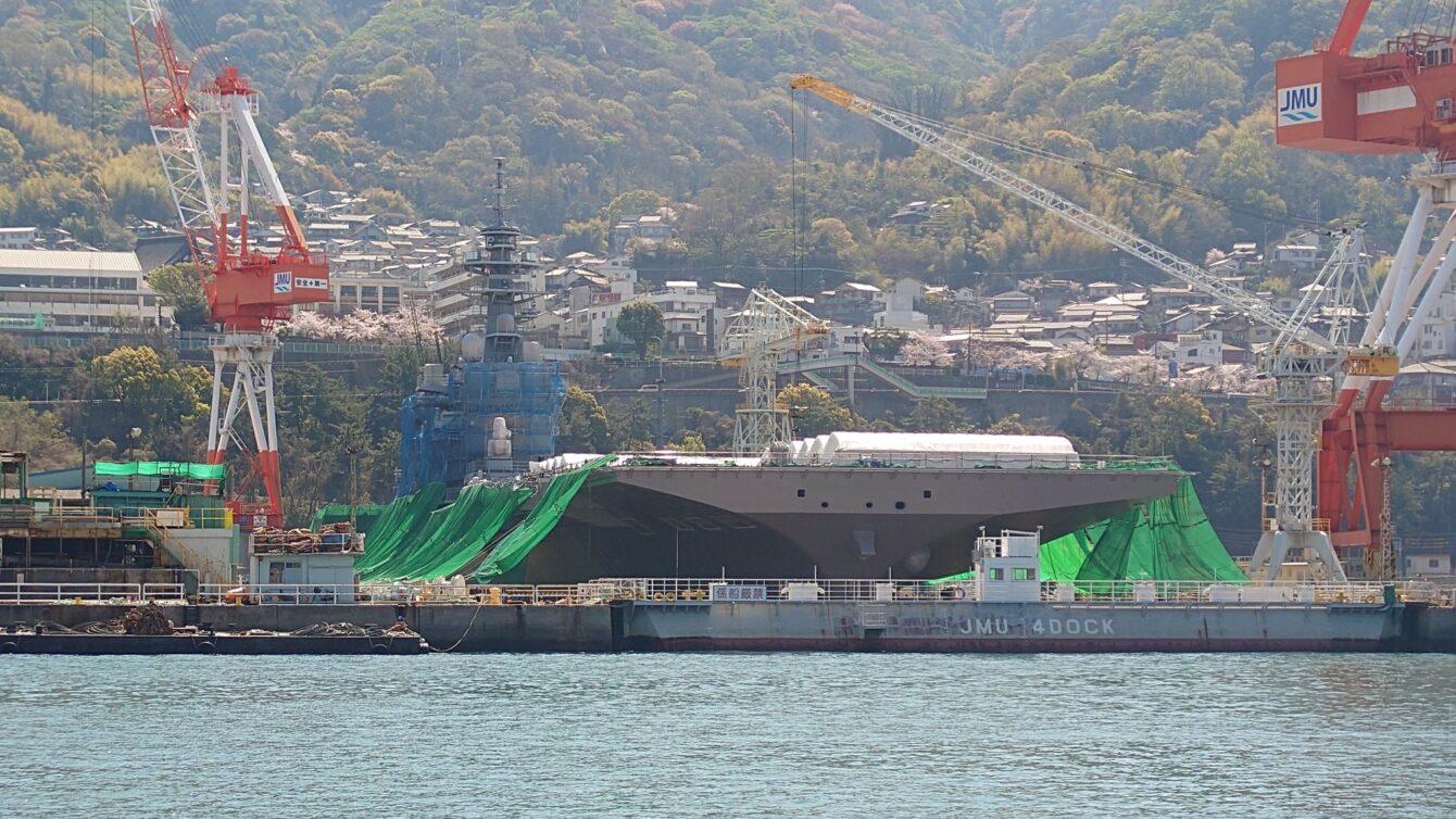 JS Kaga staje się lotniskowcem – MILMAG